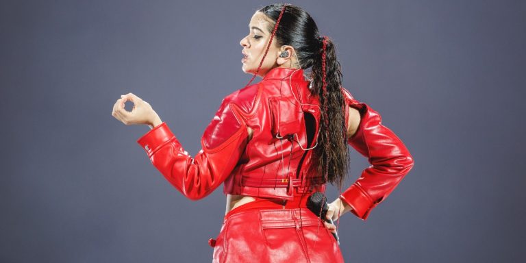 Victoria Beckham y su chamarra estilo motomami del 2001