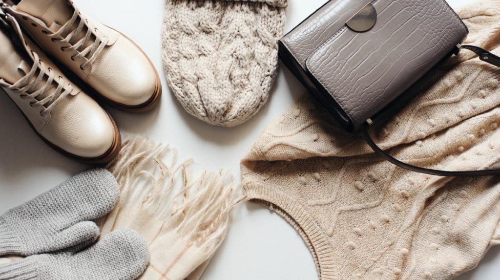 Aprende a combinar colores neutros en tu outfit, aquí te decimos cómo