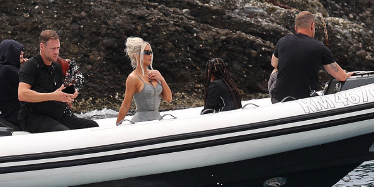 Kim Kardashian y su chongo de los 60 hecho por Chris Appleton